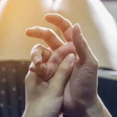 Schnappfinger: Symptome, Ursachen, Übungen • Hier informieren ...