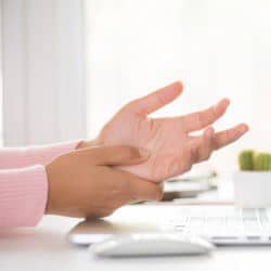 Schmerzen in der Hand: Ursachen & Übungen | Liebscher & Bracht